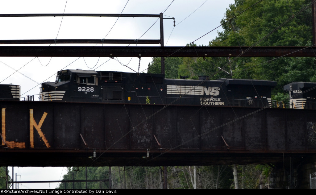 NS C40-9W 9228 is the middle unit on 24K